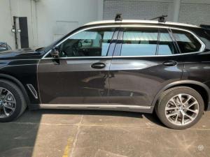 Black BMW X5 2021 in Vilnius, with an engine capacity of 2.99 L and mileage of 183 thousand km for 28500 €, photo 4 on AUTOMOTO.COM.LV