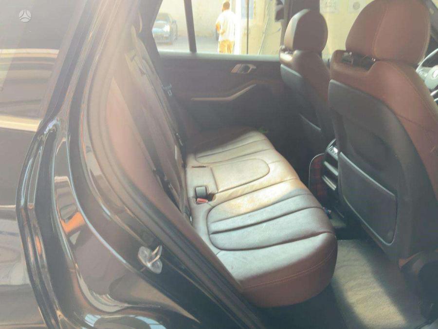 Black BMW X5 2021 in Vilnius, with an engine capacity of 2.99 L and mileage of 183 thousand km for 28500 €, photo 15 on AUTOMOTO.COM.LV