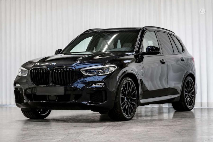 Black BMW X5 2021 in Tukums, with an engine capacity of 3.00 L and mileage of 179 thousand km for 43990 €, photo 1 on AUTOMOTO.COM.LV