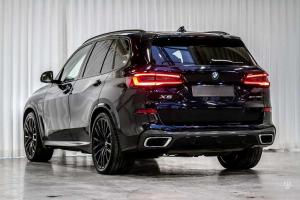 Black BMW X5 2021 in Tukums, with an engine capacity of 3.00 L and mileage of 179 thousand km for 43990 €, photo 5 on AUTOMOTO.COM.LV
