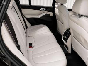 Black BMW X5 2021 in Tukums, with an engine capacity of 3.00 L and mileage of 179 thousand km for 43990 €, photo 8 on AUTOMOTO.COM.LV