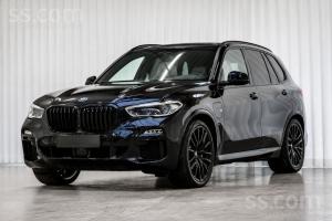 Melns BMW X5 2021 Tukums, ar dzinēja tilpumu 3.00 L un nobraukumu 0 tūkst. km par 43990 €, foto  vietnē AUTOMOTO.COM.LV