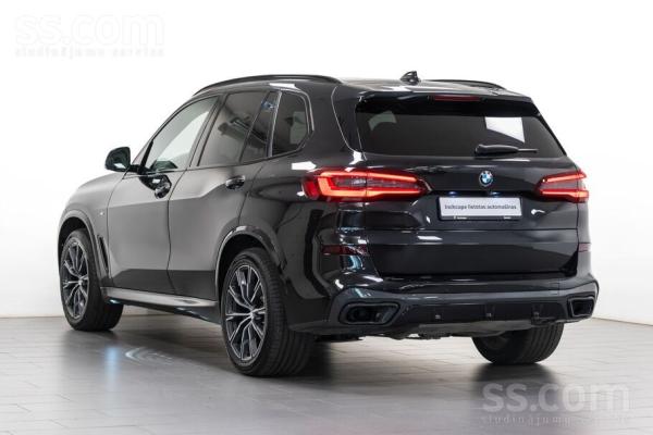 Black BMW X5 2021 in Riga, with an engine capacity of 3.00 L and mileage of 165 thousand km for 45500 €, photo 2 on AUTOMOTO.COM.LV