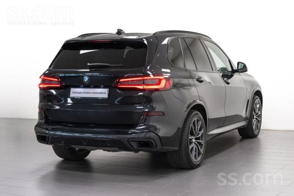 Black BMW X5 2021 in Riga, with an engine capacity of 3.00 L and mileage of 165 thousand km for 45500 €, photo 3 on AUTOMOTO.COM.LV