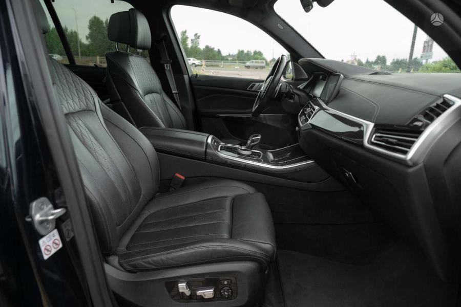 Black BMW X5 2021 in Vilnius, with an engine capacity of 2.99 L and mileage of 176 thousand km for 44000 €, photo 18 on AUTOMOTO.COM.LV