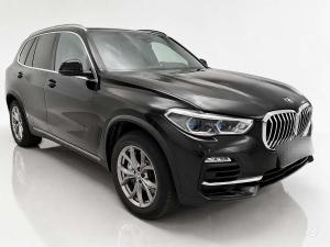Black BMW X5 2021 in Vilnius, with an engine capacity of 3.00 L and mileage of 141 thousand km for 42490 €, photo  on AUTOMOTO.COM.LV