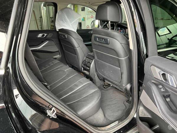 Melns BMW X5 2021 Viļņa, ar dzinēja tilpumu 3.00 L un nobraukumu 141 tūkst. km par 42490 €, foto 8 vietnē AUTOMOTO.COM.LV