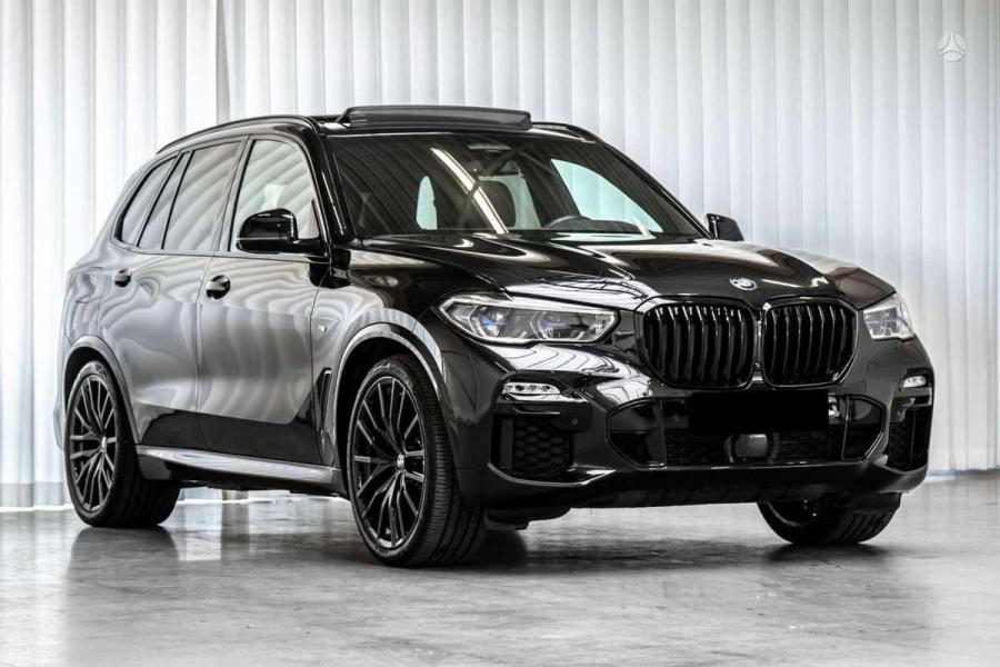 Black BMW X5 2021 in Tukums, with an engine capacity of 3.00 L and mileage of 82 thousand km for 57990 €, photo 3 on AUTOMOTO.COM.LV