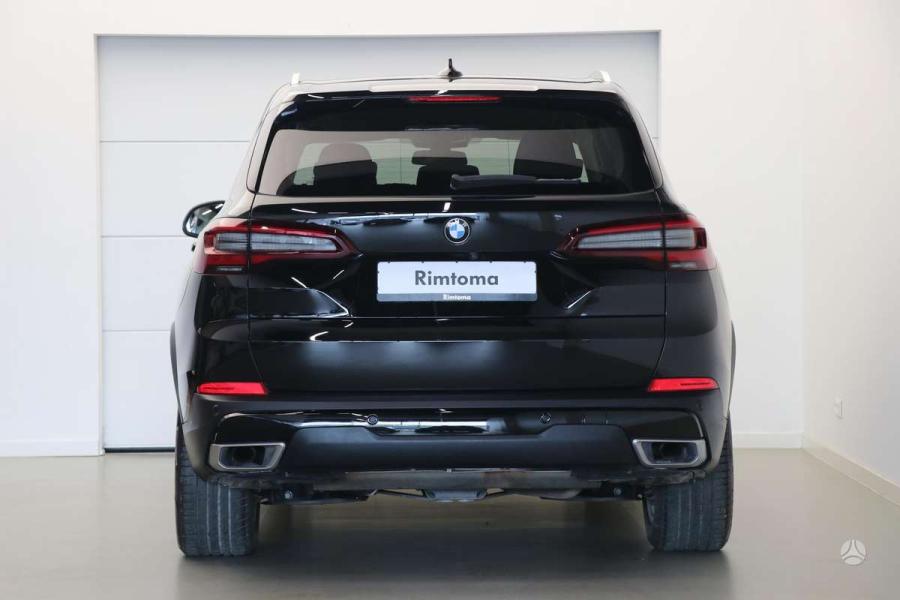 Black BMW X5 2021 in Vilnius, with an engine capacity of 3.00 L and mileage of 141 thousand km for 42490 €, photo 9 on AUTOMOTO.COM.LV