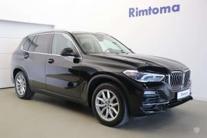 Black BMW X5 2021 in Vilnius, with an engine capacity of 3.00 L and mileage of 141 thousand km for 41990 €, photo  on AUTOMOTO.COM.LV