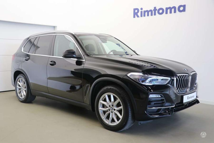 Melns BMW X5 2021 Viļņa, ar dzinēja tilpumu 3.00 L un nobraukumu 141 tūkst. km par 41990 €, foto 1 vietnē AUTOMOTO.COM.LV