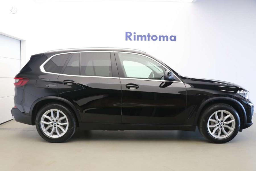 Melns BMW X5 2021 Viļņa, ar dzinēja tilpumu 3.00 L un nobraukumu 141 tūkst. km par 41990 €, foto 5 vietnē AUTOMOTO.COM.LV