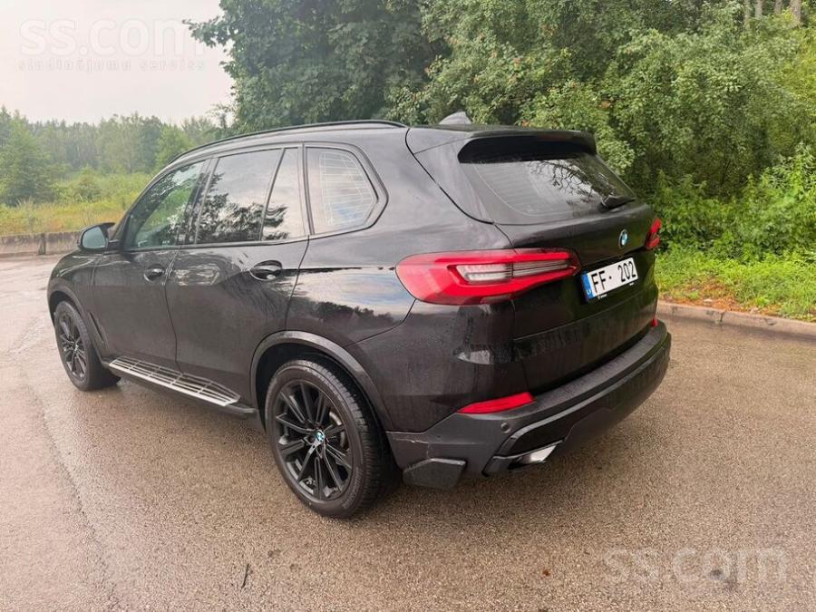 Black BMW X5 2021 in Riga, with an engine capacity of 3.00 L and mileage of 130 thousand km for 47000 €, photo 1 on AUTOMOTO.COM.LV