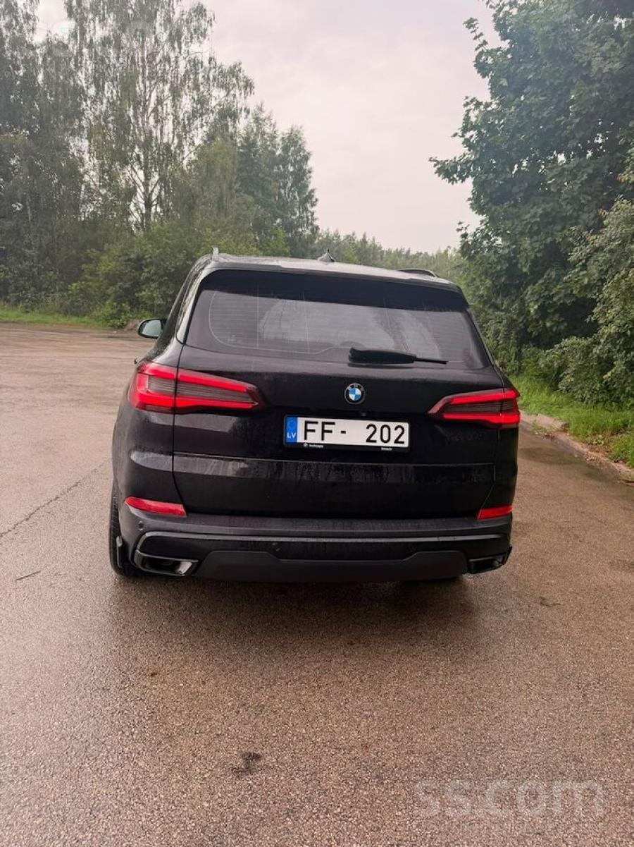 Black BMW X5 2021 in Riga, with an engine capacity of 3.00 L and mileage of 130 thousand km for 47000 €, photo 3 on AUTOMOTO.COM.LV