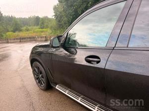 Black BMW X5 2021 in Riga, with an engine capacity of 3.00 L and mileage of 130 thousand km for 47000 €, photo 5 on AUTOMOTO.COM.LV
