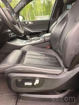 Black BMW X5 2021 in Riga, with an engine capacity of 3.00 L and mileage of 130 thousand km for 47000 €, photo 13 on AUTOMOTO.COM.LV