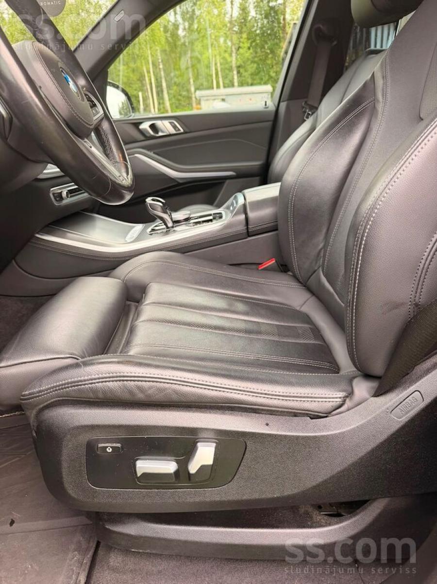 Black BMW X5 2021 in Riga, with an engine capacity of 3.00 L and mileage of 130 thousand km for 47000 €, photo 13 on AUTOMOTO.COM.LV