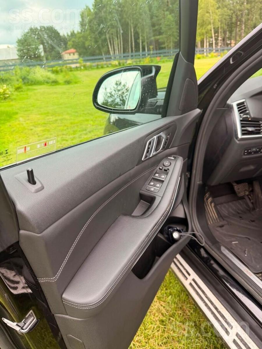 Black BMW X5 2021 in Riga, with an engine capacity of 3.00 L and mileage of 130 thousand km for 47000 €, photo 17 on AUTOMOTO.COM.LV