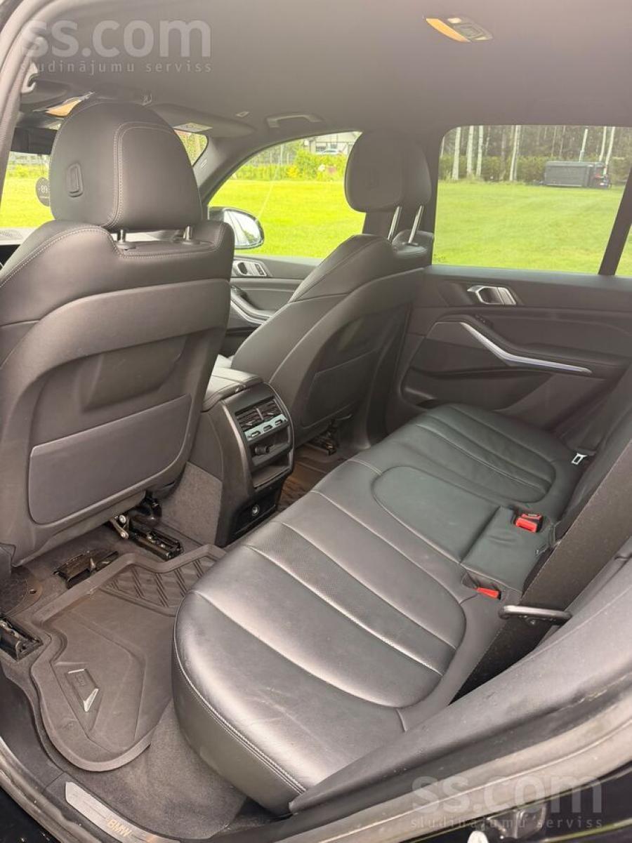 Black BMW X5 2021 in Riga, with an engine capacity of 3.00 L and mileage of 130 thousand km for 47000 €, photo 18 on AUTOMOTO.COM.LV