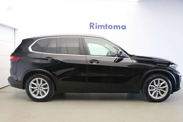Black BMW X5 2021 in Vilnius, with an engine capacity of 3.00 L and mileage of 141 thousand km for 41990 €, photo 4 on AUTOMOTO.COM.LV
