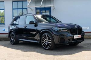 Black BMW X5 2021 in Vilnius, with an engine capacity of 3.00 L and mileage of 137 thousand km for 49999 €, photo  on AUTOMOTO.COM.LV