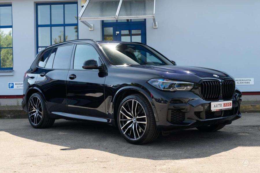 Black BMW X5 2021 in Vilnius, with an engine capacity of 3.00 L and mileage of 137 thousand km for 49999 €, photo 1 on AUTOMOTO.COM.LV
