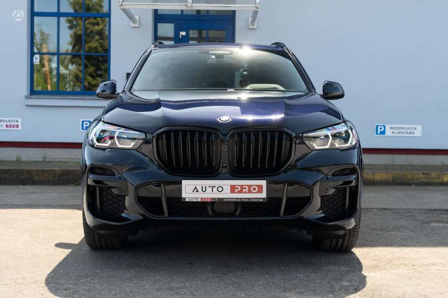 Black BMW X5 2021 in Vilnius, with an engine capacity of 3.00 L and mileage of 137 thousand km for 49999 €, photo 3 on AUTOMOTO.COM.LV