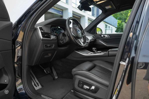 Black BMW X5 2021 in Vilnius, with an engine capacity of 3.00 L and mileage of 137 thousand km for 49999 €, photo 3 on AUTOMOTO.COM.LV