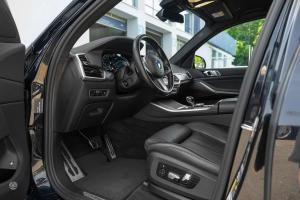 Black BMW X5 2021 in Vilnius, with an engine capacity of 3.00 L and mileage of 137 thousand km for 49999 €, photo 4 on AUTOMOTO.COM.LV