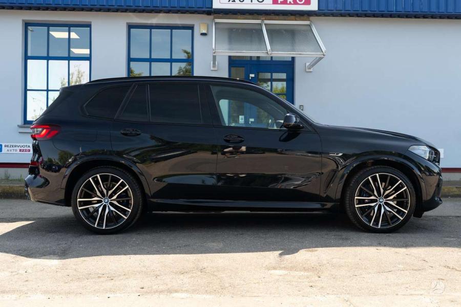 Black BMW X5 2021 in Vilnius, with an engine capacity of 3.00 L and mileage of 137 thousand km for 49999 €, photo 6 on AUTOMOTO.COM.LV