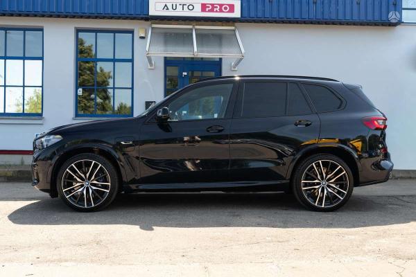 Black BMW X5 2021 in Vilnius, with an engine capacity of 3.00 L and mileage of 137 thousand km for 49999 €, photo 6 on AUTOMOTO.COM.LV