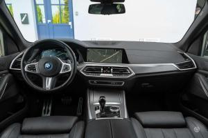 Black BMW X5 2021 in Vilnius, with an engine capacity of 3.00 L and mileage of 137 thousand km for 49999 €, photo 16 on AUTOMOTO.COM.LV