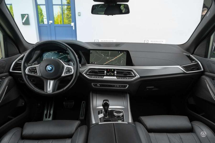 Black BMW X5 2021 in Vilnius, with an engine capacity of 3.00 L and mileage of 137 thousand km for 49999 €, photo 16 on AUTOMOTO.COM.LV