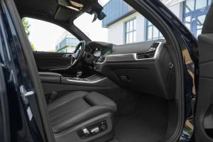 Black BMW X5 2021 in Vilnius, with an engine capacity of 3.00 L and mileage of 137 thousand km for 49999 €, photo 36 on AUTOMOTO.COM.LV