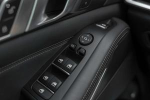 Black BMW X5 2021 in Vilnius, with an engine capacity of 3.00 L and mileage of 137 thousand km for 49999 €, photo 38 on AUTOMOTO.COM.LV