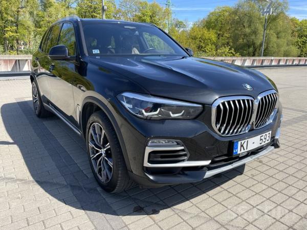 Black BMW X5 2021 in Riga, with an engine capacity of 3.00 L and mileage of 108 thousand km for 38000 €, photo 1 on AUTOMOTO.COM.LV