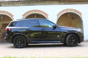 Black BMW X5 2021 in Riga, with an engine capacity of 3.00 L and mileage of 91 thousand km for 49990 €, photo 4 on AUTOMOTO.COM.LV