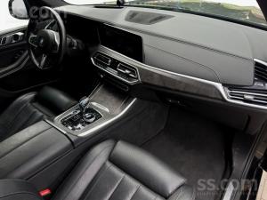 Black BMW X5 2021 in Riga, with an engine capacity of 3.00 L and mileage of 102 thousand km for 49900 €, photo 6 on AUTOMOTO.COM.LV