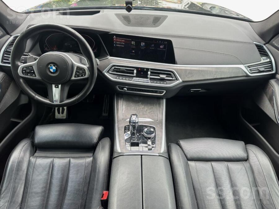 Black BMW X5 2021 in Riga, with an engine capacity of 3.00 L and mileage of 102 thousand km for 49900 €, photo 8 on AUTOMOTO.COM.LV