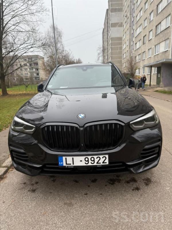 Black BMW X5 2021 in Riga, with an engine capacity of 3.00 L and mileage of 50 thousand km for 48000 €, photo 1 on AUTOMOTO.COM.LV