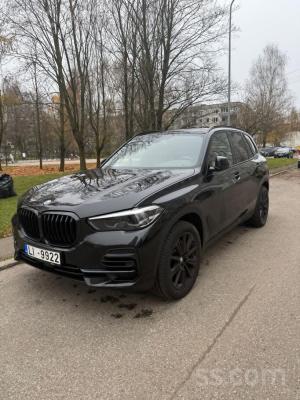Black BMW X5 2021 in Riga, with an engine capacity of 3.00 L and mileage of 50 thousand km for 48000 €, photo 3 on AUTOMOTO.COM.LV