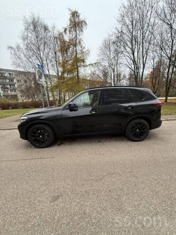Black BMW X5 2021 in Riga, with an engine capacity of 3.00 L and mileage of 50 thousand km for 48000 €, photo 3 on AUTOMOTO.COM.LV