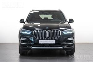 Black BMW X5 2021 in Riga, with an engine capacity of 3.00 L and mileage of 109 thousand km for 41500 €, photo 4 on AUTOMOTO.COM.LV