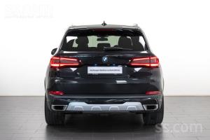 Black BMW X5 2021 in Riga, with an engine capacity of 3.00 L and mileage of 109 thousand km for 41500 €, photo 5 on AUTOMOTO.COM.LV
