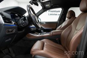 Black BMW X5 2021 in Riga, with an engine capacity of 3.00 L and mileage of 109 thousand km for 41500 €, photo 8 on AUTOMOTO.COM.LV