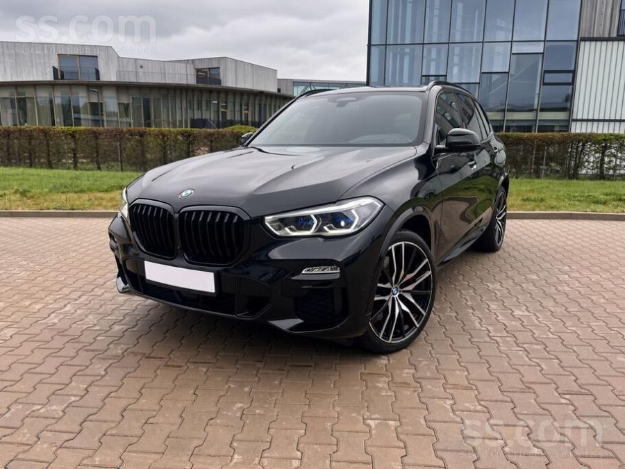 Black BMW X5 2021 in Riga, with an engine capacity of 4.40 L and mileage of 89 thousand km for 53900 €, photo 1 on AUTOMOTO.COM.LV