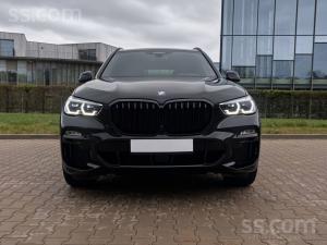 Black BMW X5 2021 in Riga, with an engine capacity of 4.40 L and mileage of 89 thousand km for 53900 €, photo 3 on AUTOMOTO.COM.LV