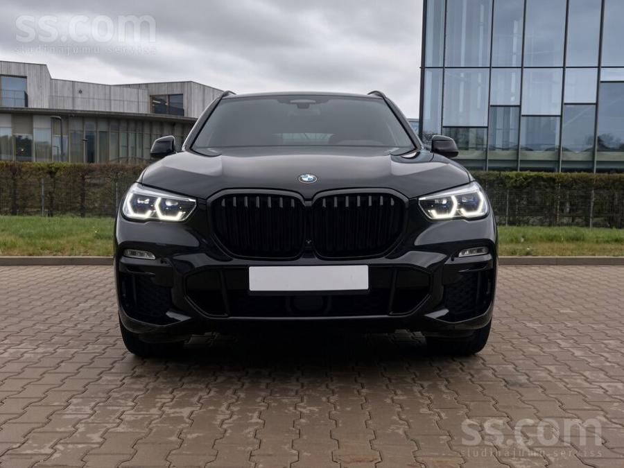 Black BMW X5 2021 in Riga, with an engine capacity of 4.40 L and mileage of 89 thousand km for 53900 €, photo 3 on AUTOMOTO.COM.LV