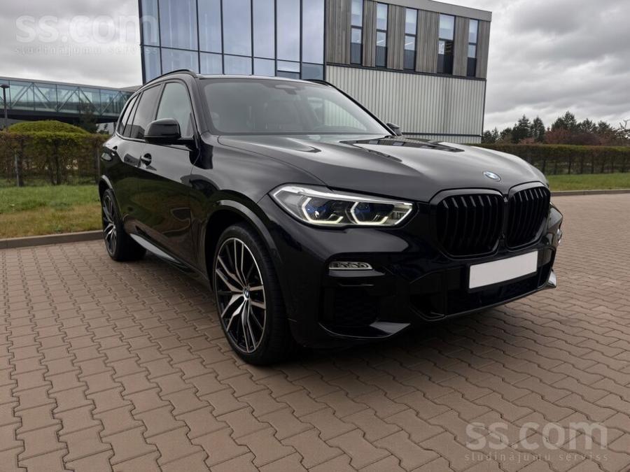 Black BMW X5 2021 in Riga, with an engine capacity of 4.40 L and mileage of 89 thousand km for 53900 €, photo 4 on AUTOMOTO.COM.LV