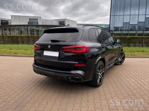 Black BMW X5 2021 in Riga, with an engine capacity of 4.40 L and mileage of 89 thousand km for 53900 €, photo 5 on AUTOMOTO.COM.LV